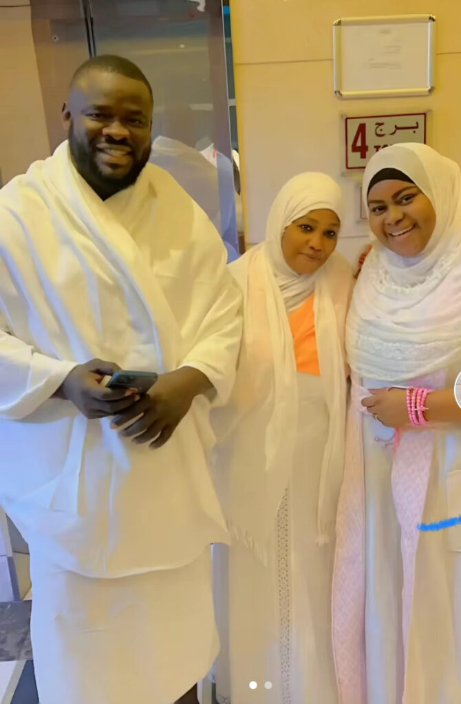 Les images d'Eumeu Sène à La Mecque avec sa deuxième femme (photos)